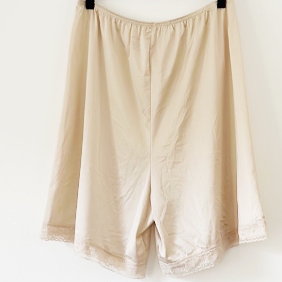 Vanity Fair | Intimates & Sleepwear | Vintage Vanity Fair Mid Length ...